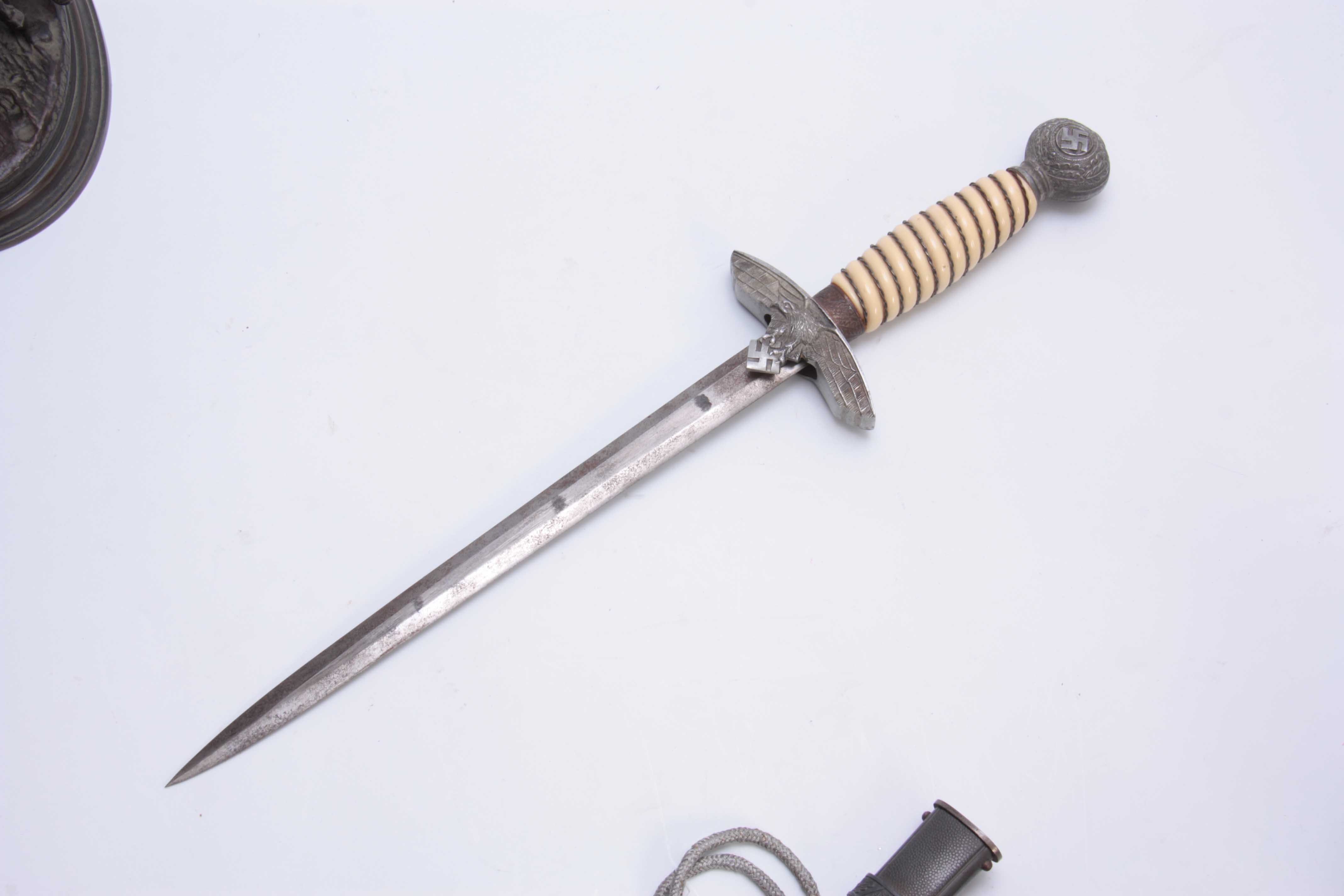Lot 262 - A WW2 GERMAN NAZI LUFTWAFFE DAGGER having a