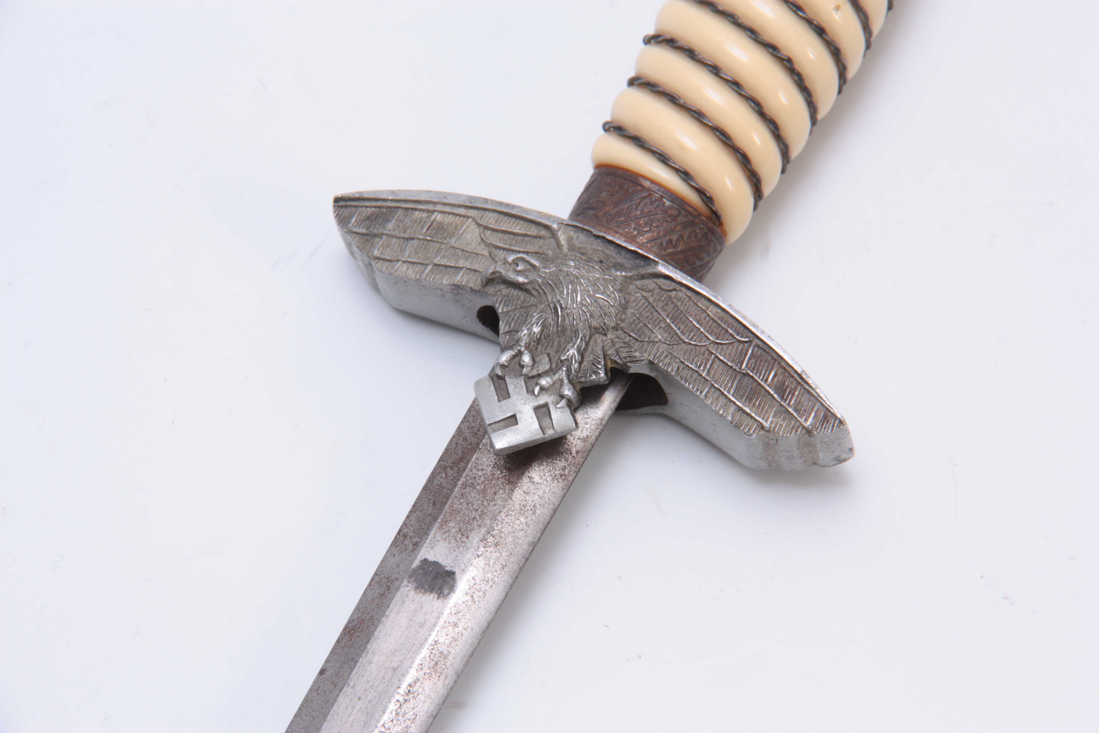 Lot 262 - A WW2 GERMAN NAZI LUFTWAFFE DAGGER having a