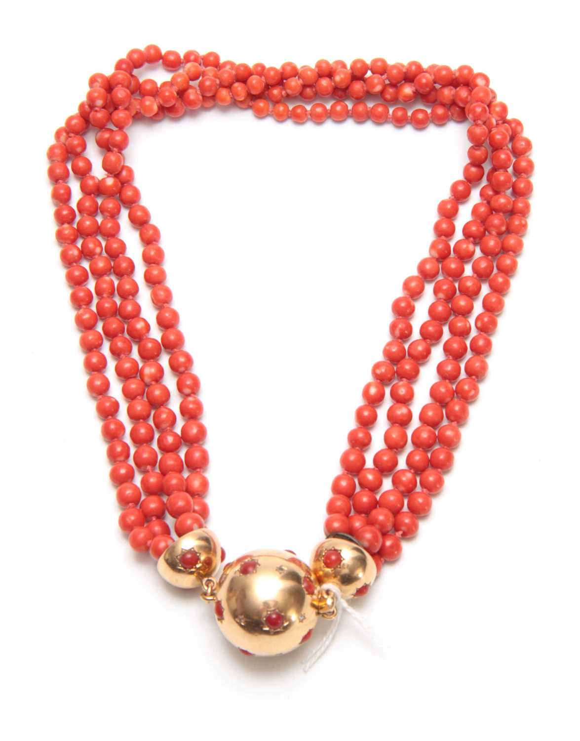 Lot 728 - AN 18CT YELLOW GOLD AND MULTI STRING CORAL