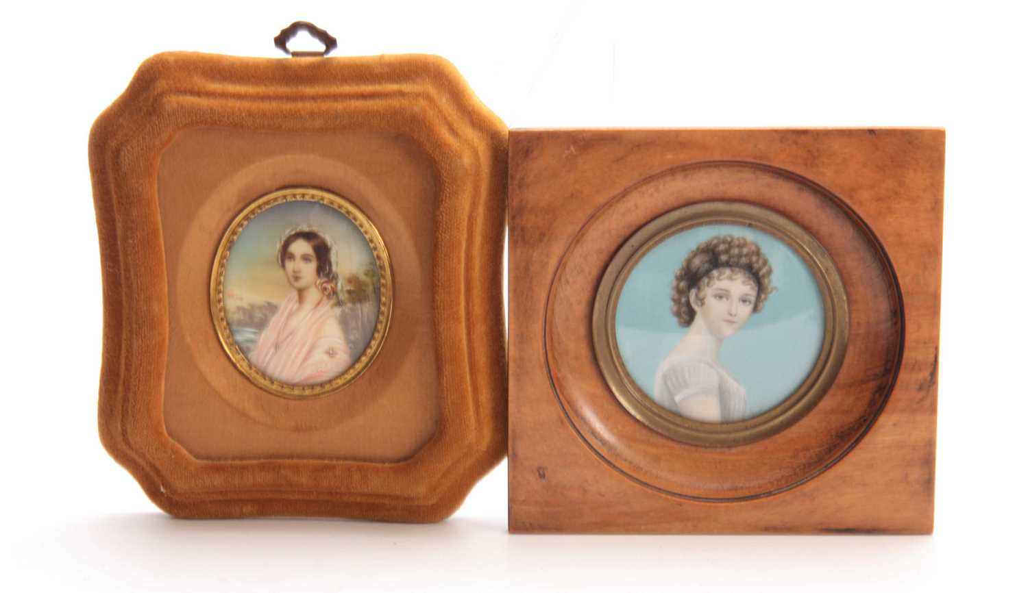Lot 762 - A 19TH CENTURY CIRCULAR PORTRAIT ON IVORY OF