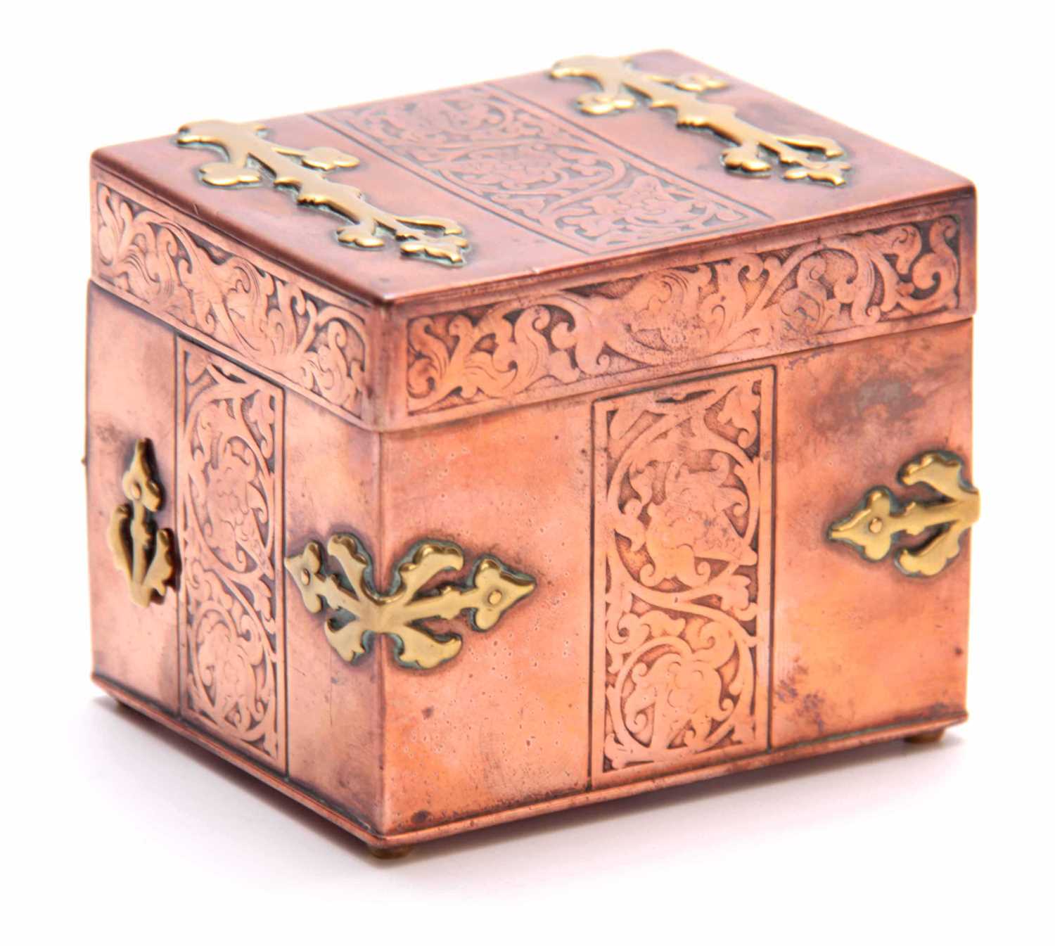 Lot 955 - AN ARTS AND CRAFTS NEWLYN TYPE COPPER BOX