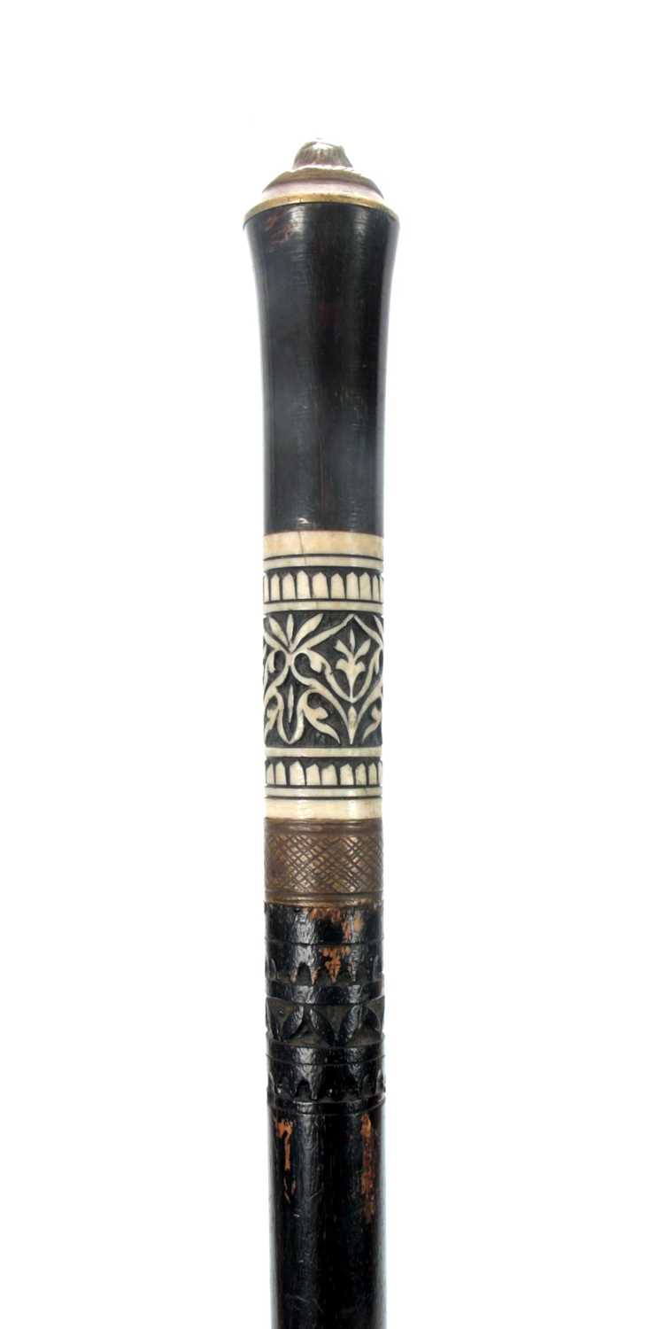 Lot 344 - A 19TH CENTURY INDIAN HORN AND IVORY HANDLED