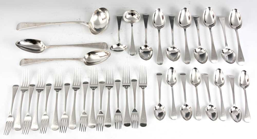 Lot 280 - A VICTORIAN 37 PIECE OLD ENGLISH PATTERN