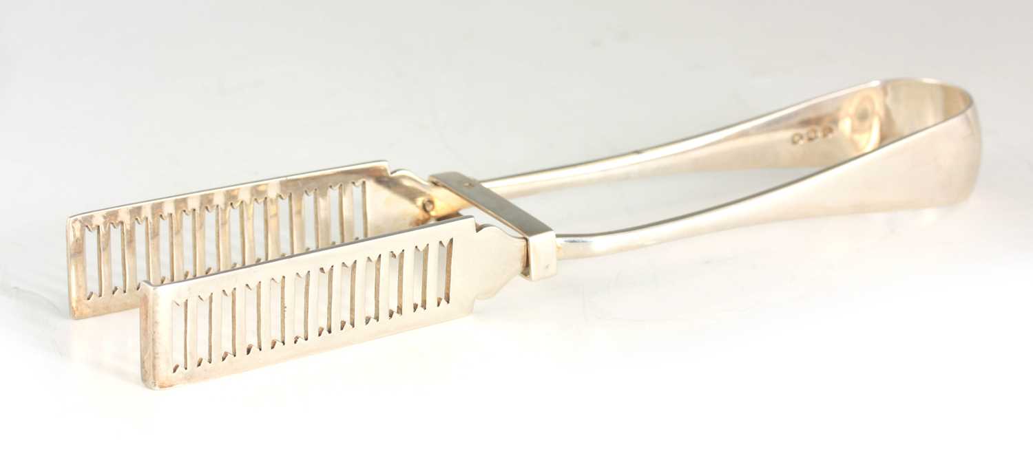 Lot 306 - A PAIR OF VICTORIAN OLD ENGLISH PATTERN