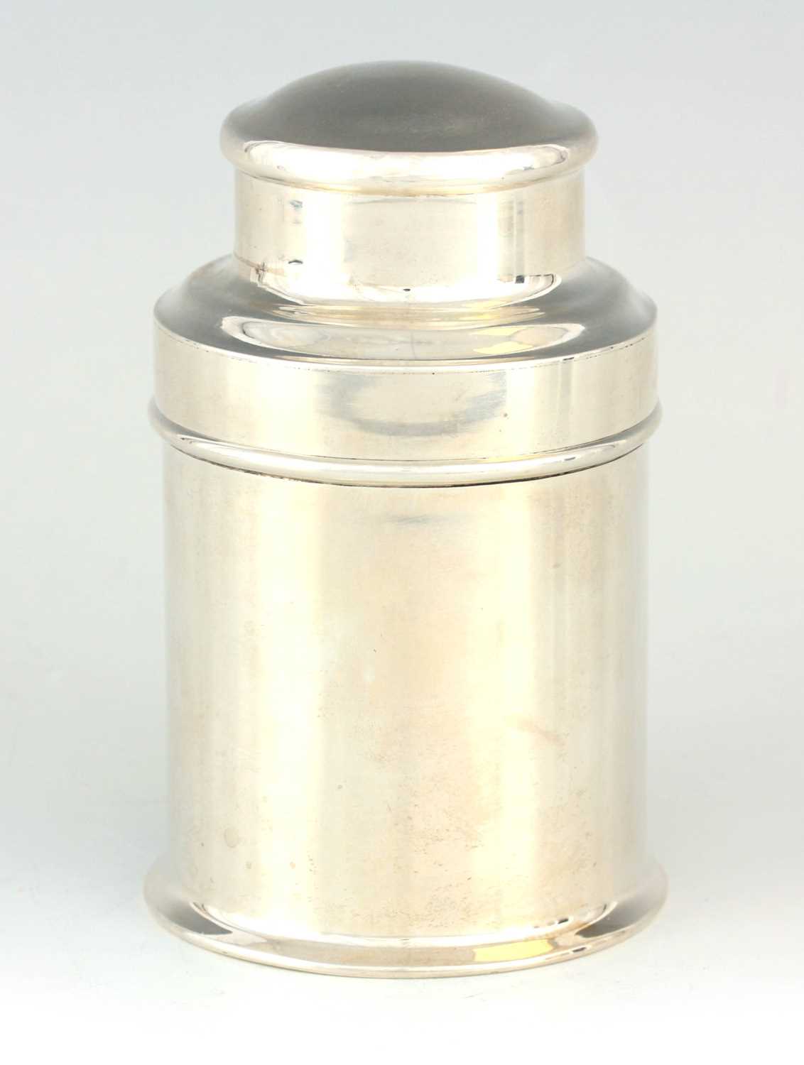 Lot 331 - A PLAIN SILVER CYLINDRICAL TOBACCO CANISTER