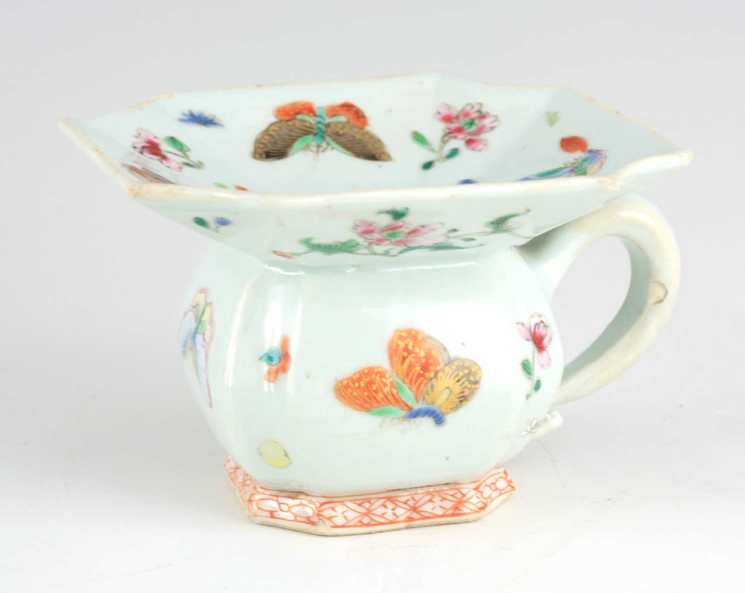 Lot 92 - AN 18TH CENTURY CHINESE PORCELAIN SPITTOON