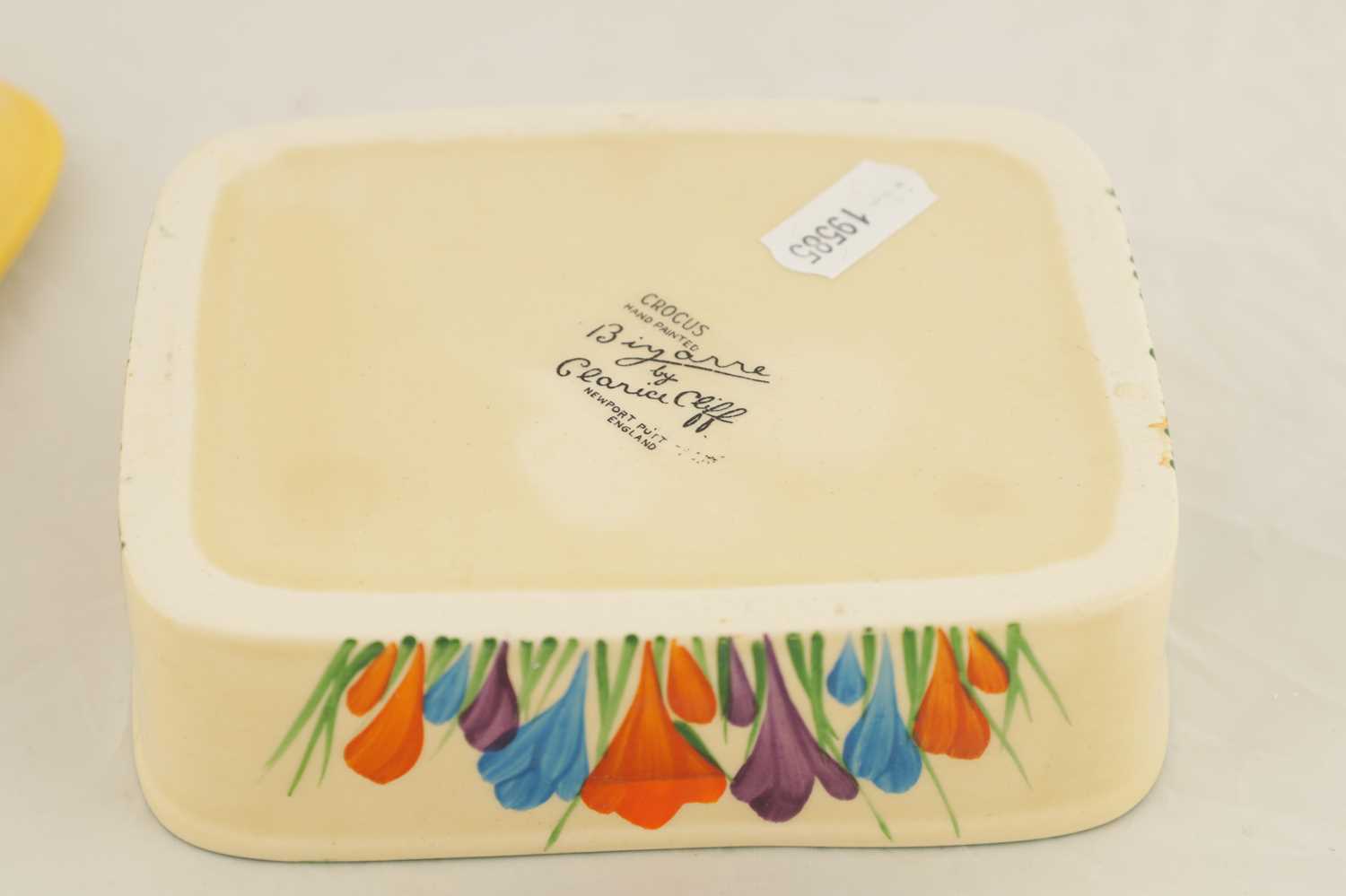Lot 279 - A CLARICE CLIFF RECTANGULAR BOX AND COVER