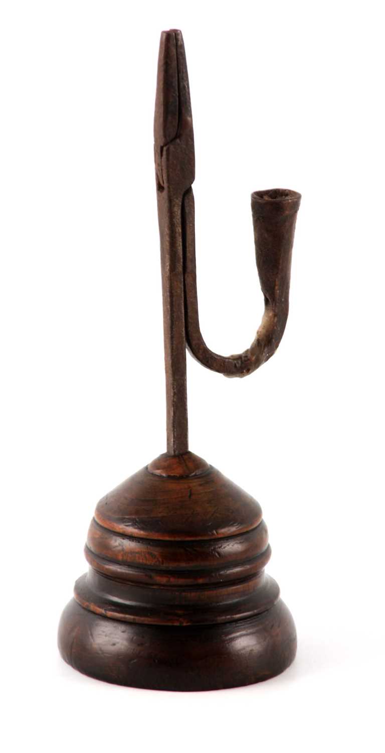 Lot 611 - AN 18TH CENTURY STYLE RUSH LIGHT having a