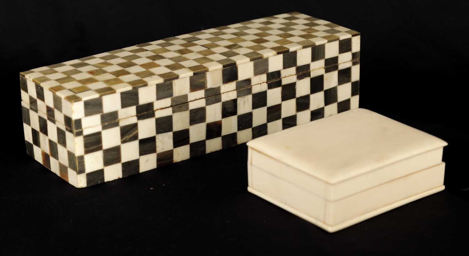 Lot 988 - AN ANGLO INDIAN CHEQUERED BALINE AND BONE