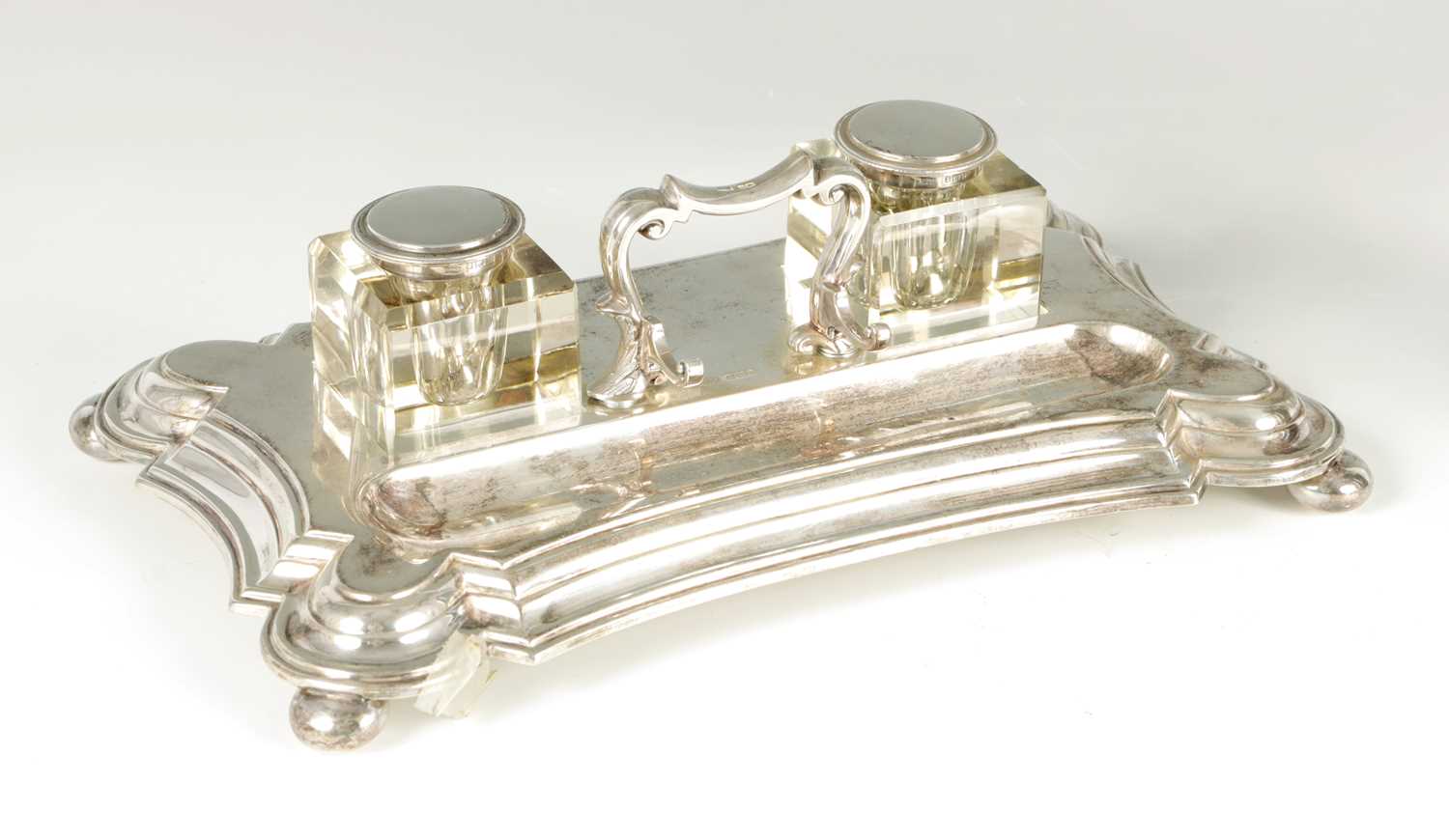 Lot 279 - AN EDWARDIAN SILVER INKSTAND