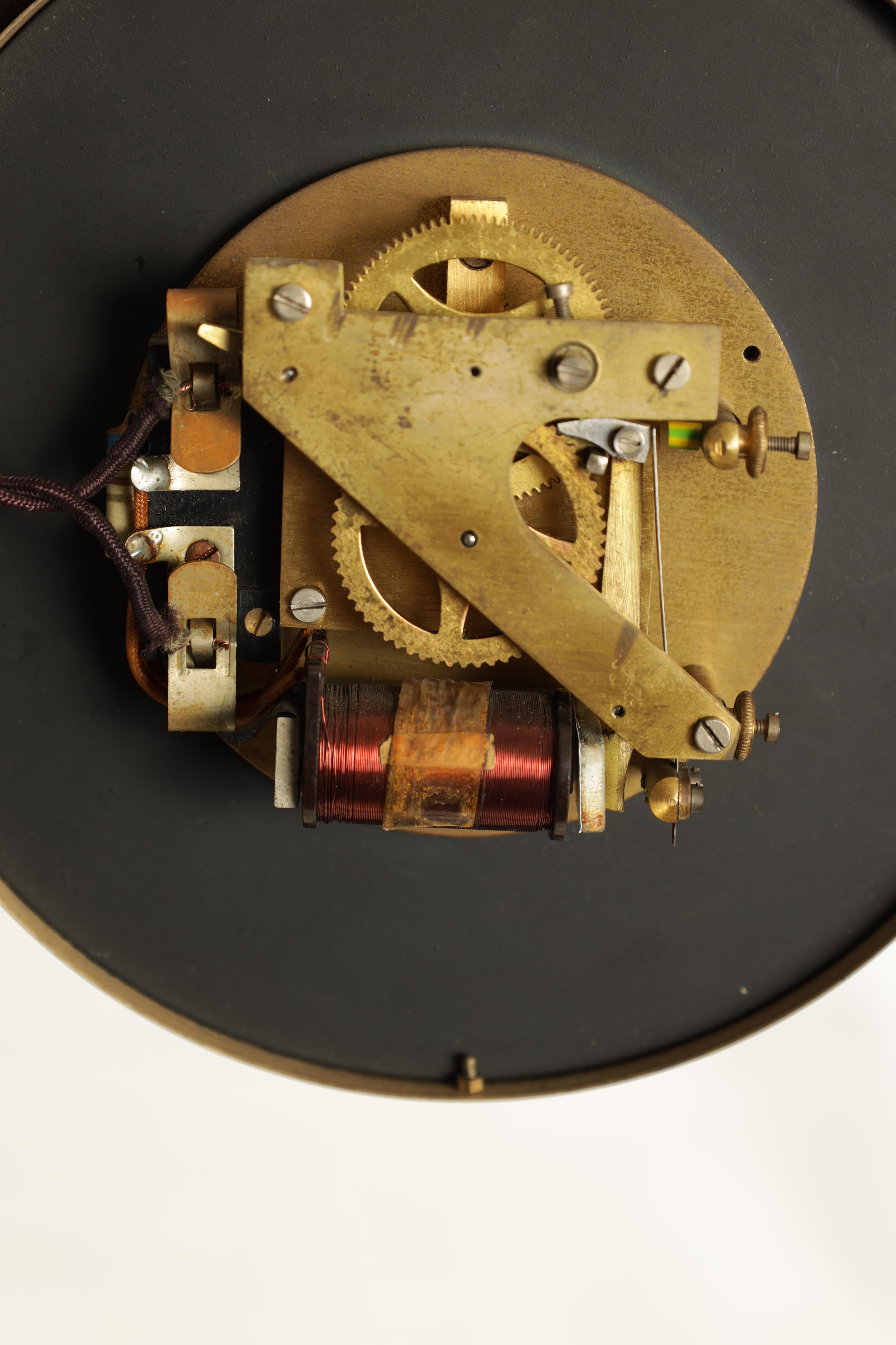 Lot 2 - A SYNCHRONOME MASTER CLOCK WITH SECONDS PILOT