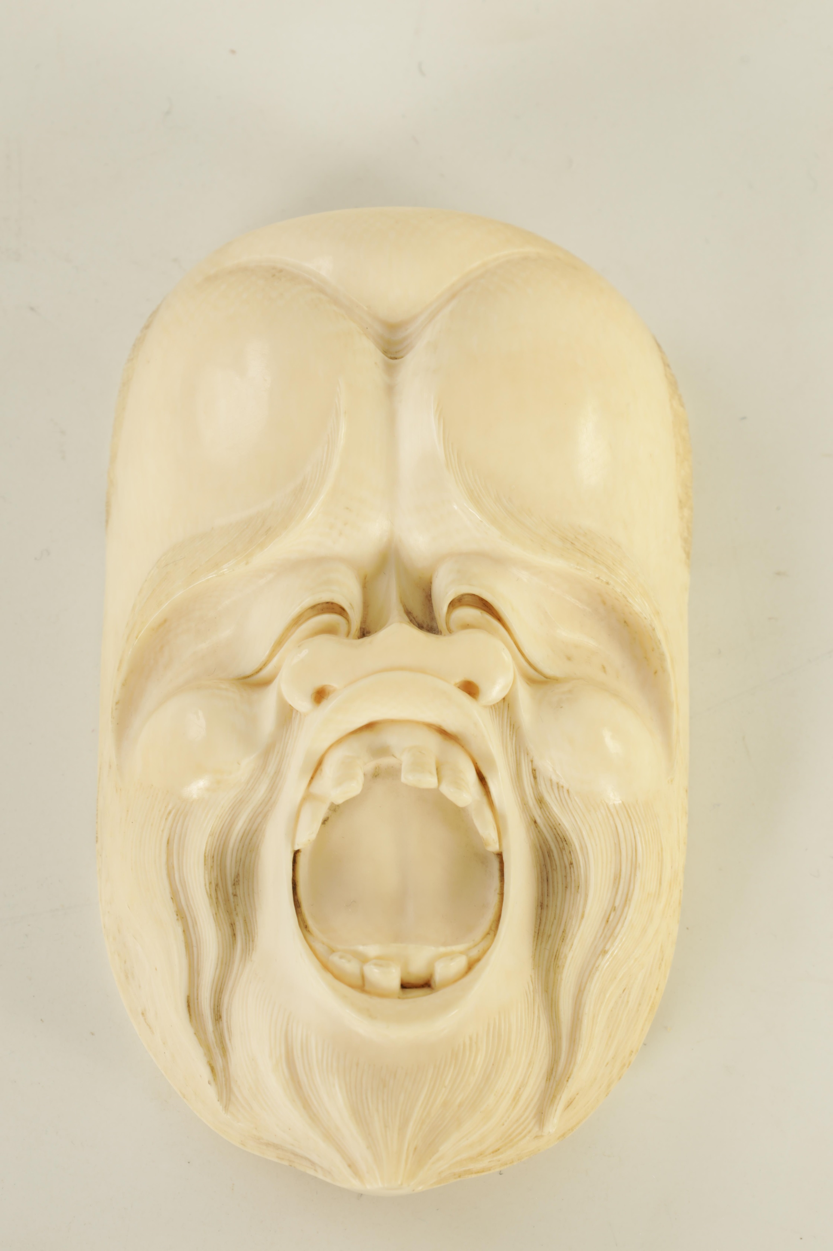 Lot 120 - A JAPANESE MEIJI PERIOD CARVED IVORY