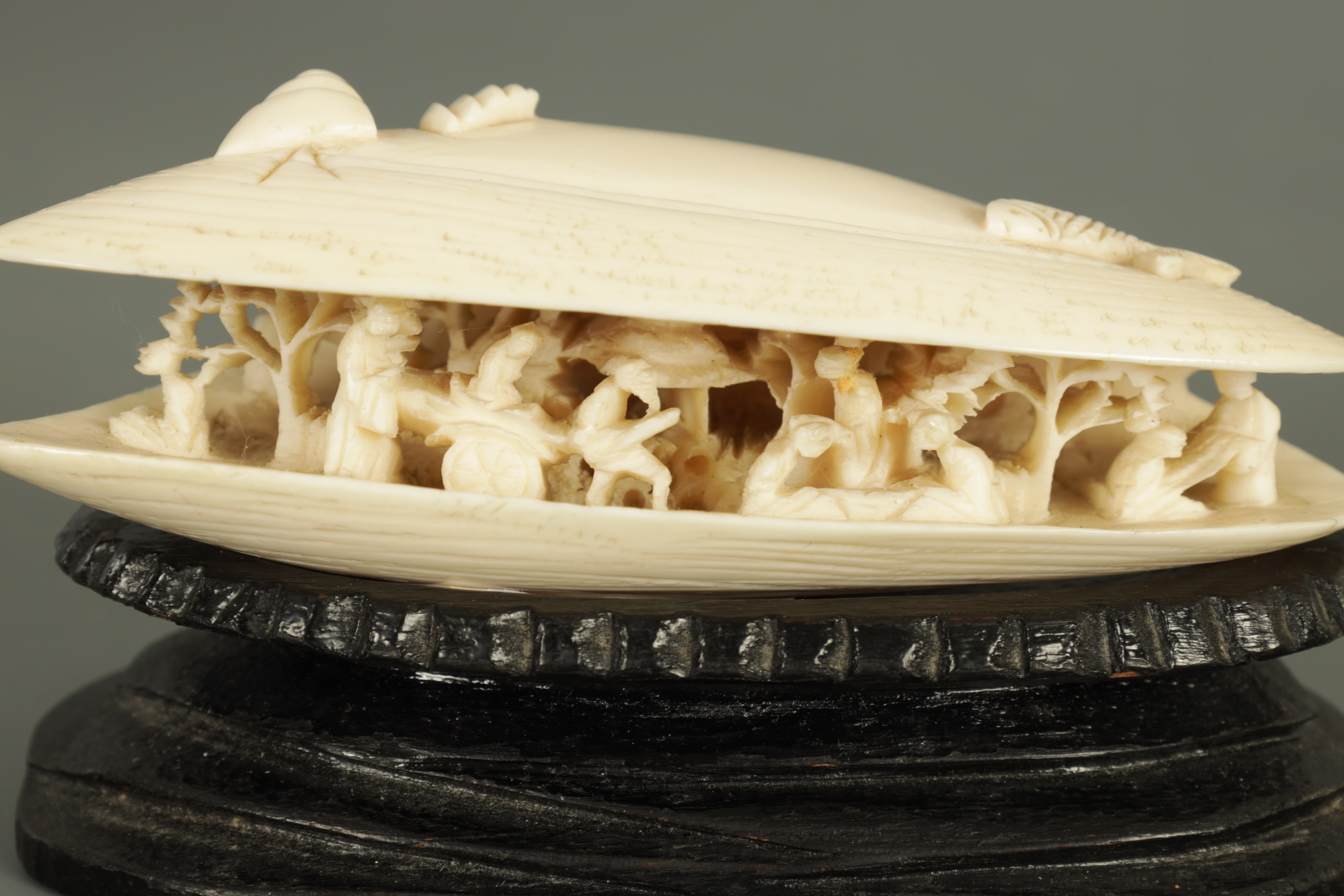 Lot 253 - A 19TH CENTURY CANTONESE CARVED IVORY CLAM