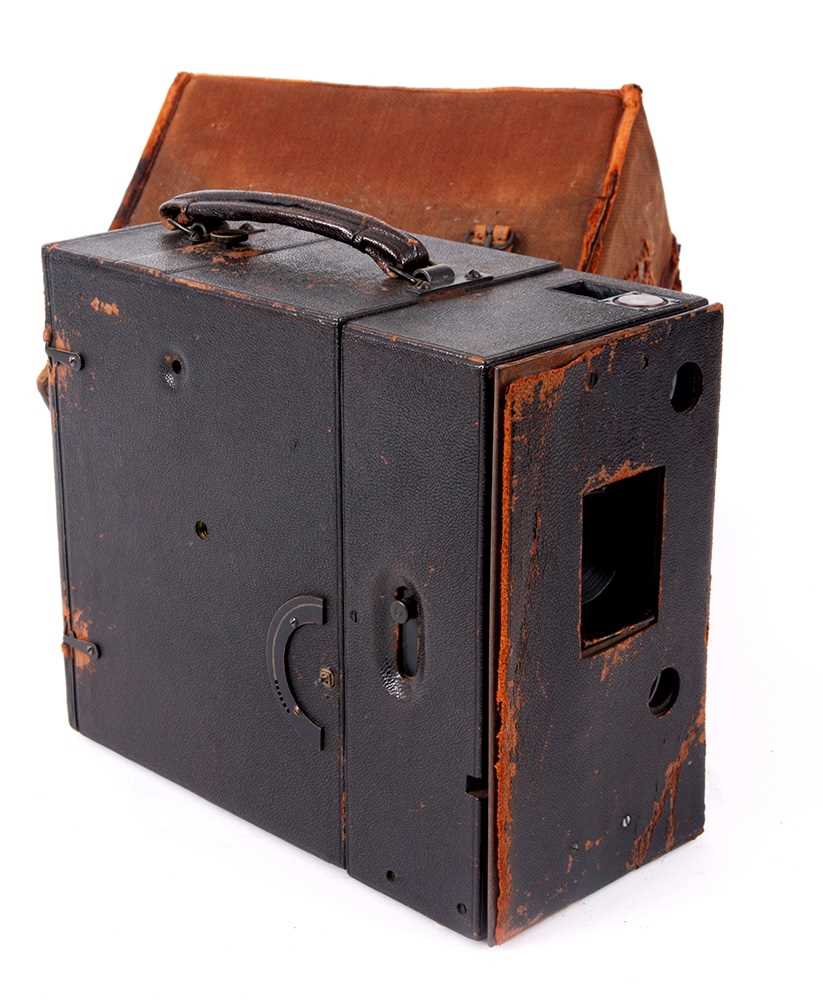 Lot 903 - A LATE 19th CENTURY HAND HELD LOCKA CAMERA