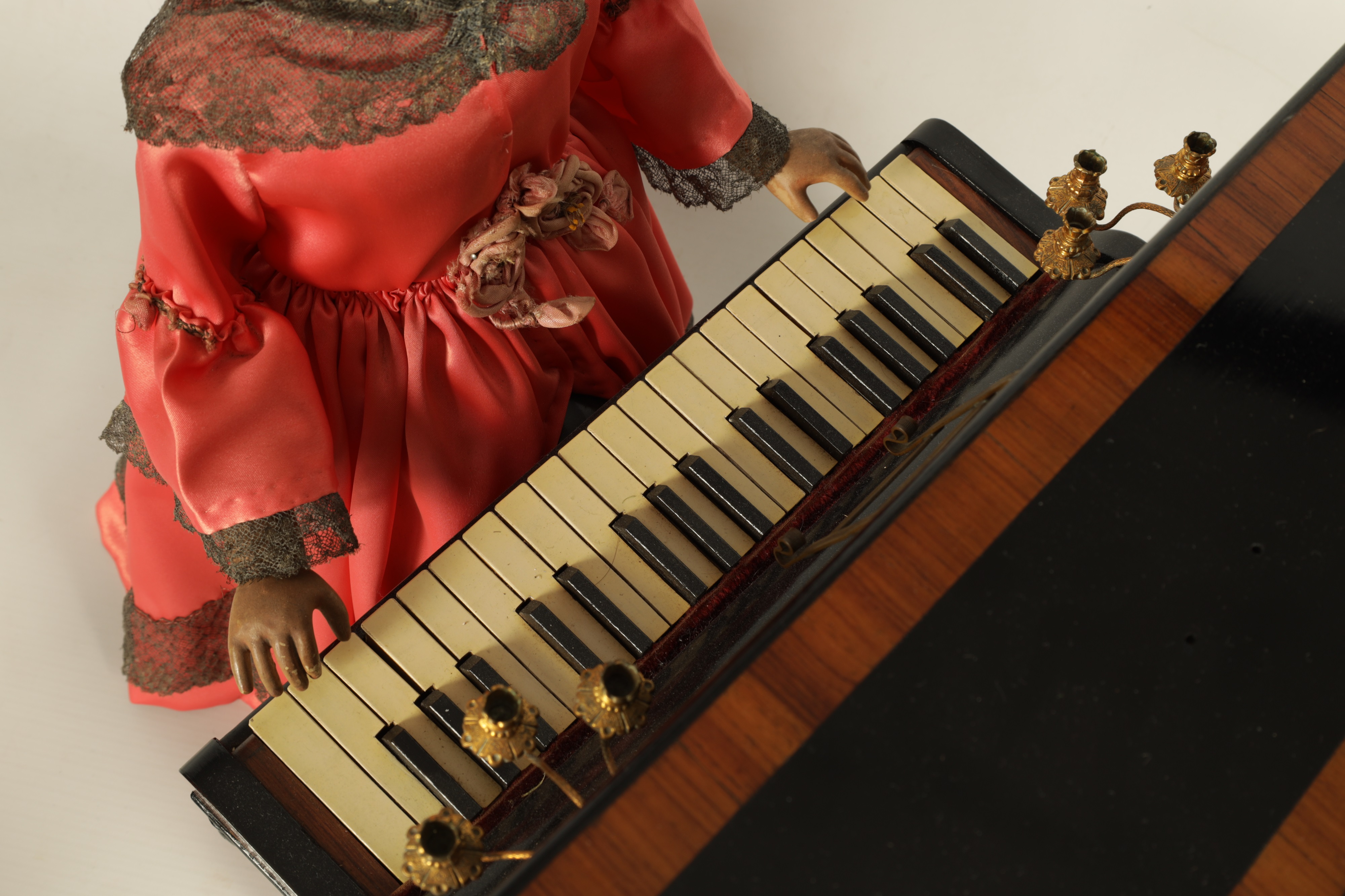 Lot 482 - A RARE 19TH CENTURY FRENCH AUTOMATON MUSIC