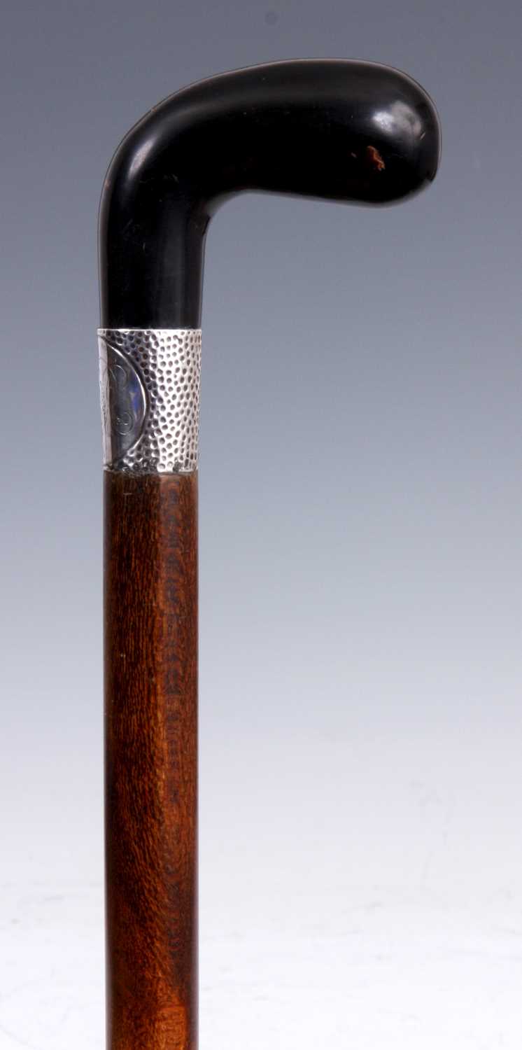 Lot 15 - AN EARLY 20th CENTURY HORN HANDLED WALKING