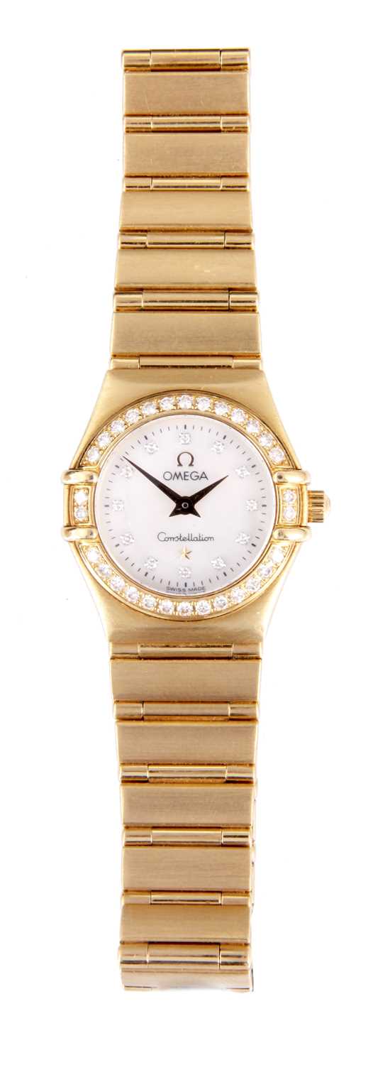 Lot 106 - A LADIES 18ct GOLD AND DIAMOND SET OMEGA