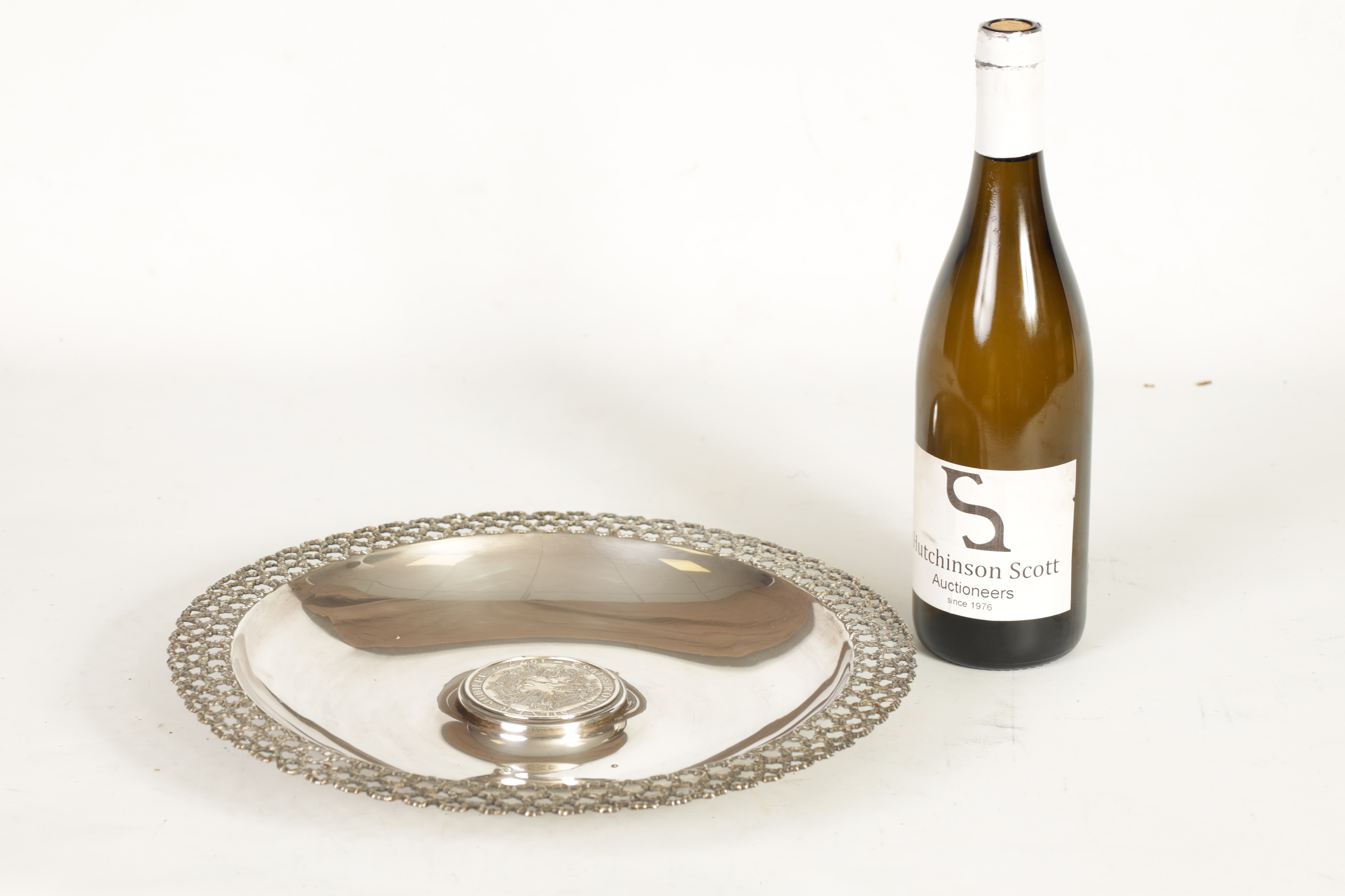 Lot 318 - A STUART DEVLIN ROYAL SILVER JUBILEE