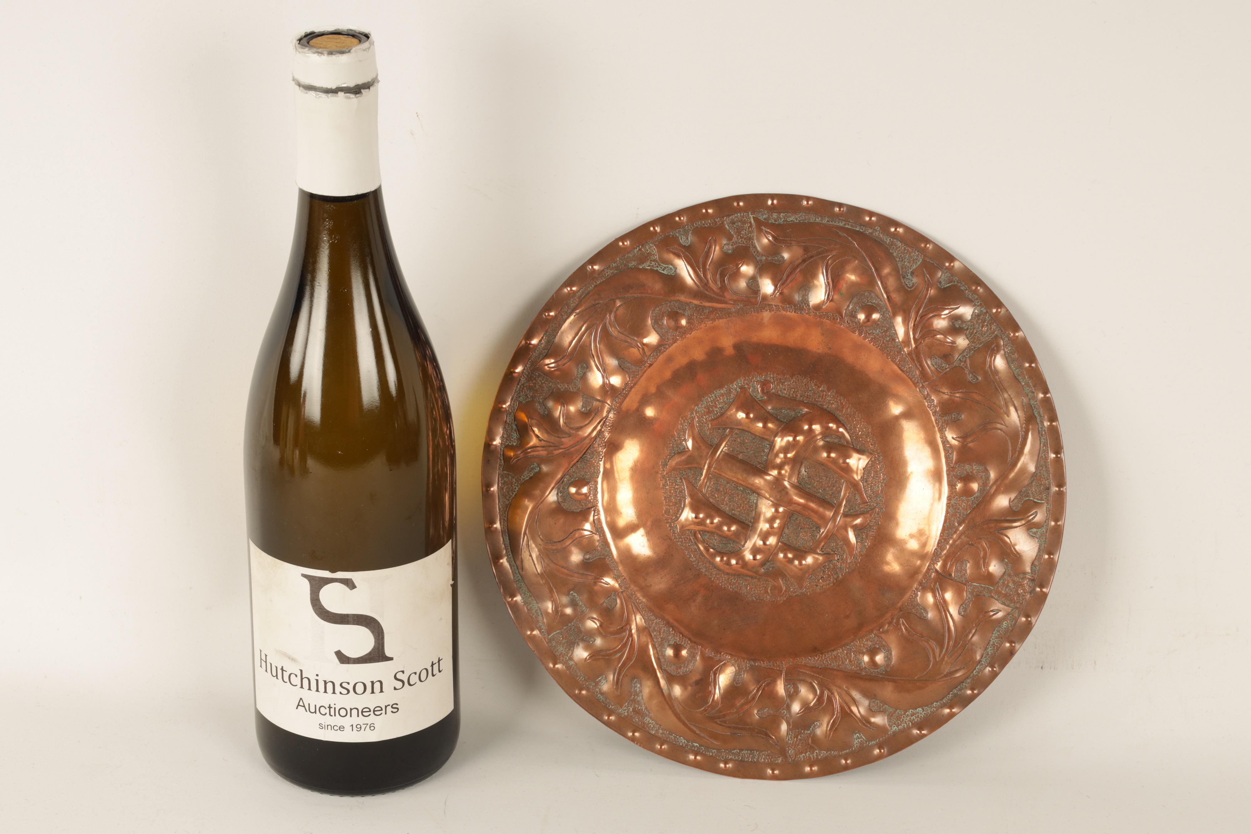Lot 499 - AN ART NOUVEAU NEWLYN SCHOOL STYLE COPPER