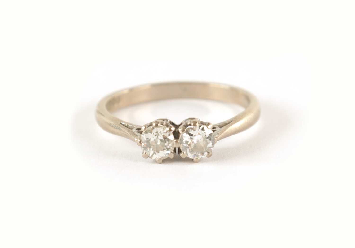 Lot 344 - AN 18CT WHITE GOLD DOUBLE DIAMOND RING