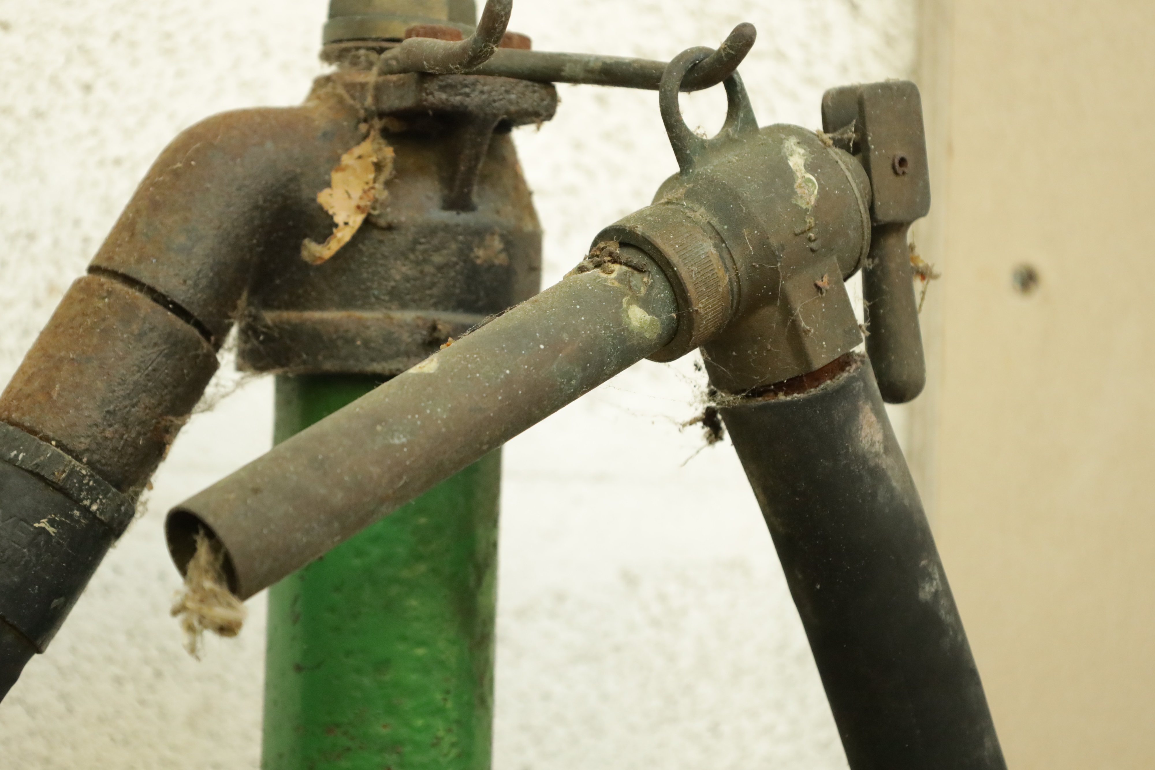 Lot 42 - A VINTAGE 'POWER' HAND CRANKED PETROL PUMP