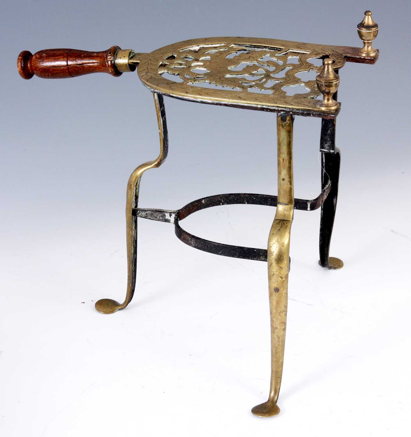 Lot 543 - A LATE GEORGIAN ENGRAVED BRASS HEARTH STAND