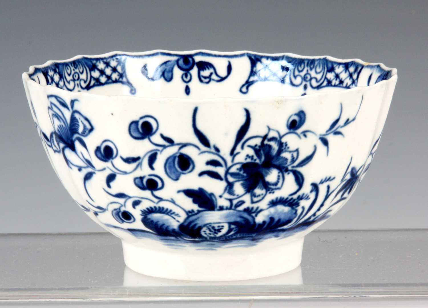 Lot 58 - AN 18TH CENTURY FIRST PERIOD WORCESTER FLUTED