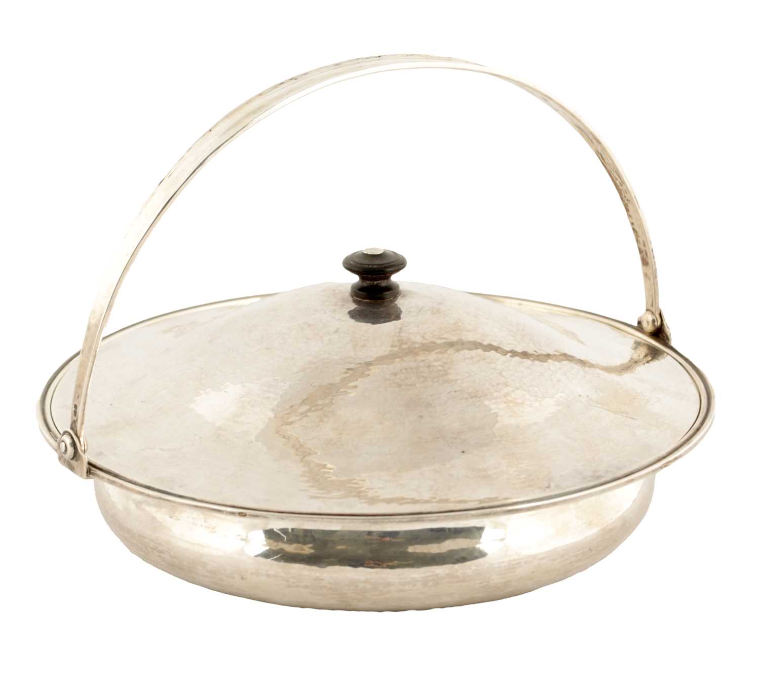 Lot 302 - AN EDWARD VII PLANISHED MUFFIN DISH