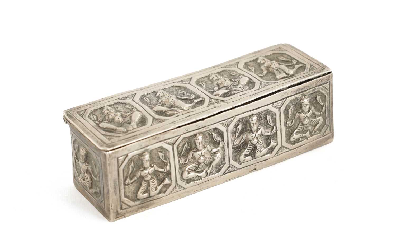 Lot 513 - A SMALL INDIAN SILVER METAL BOX