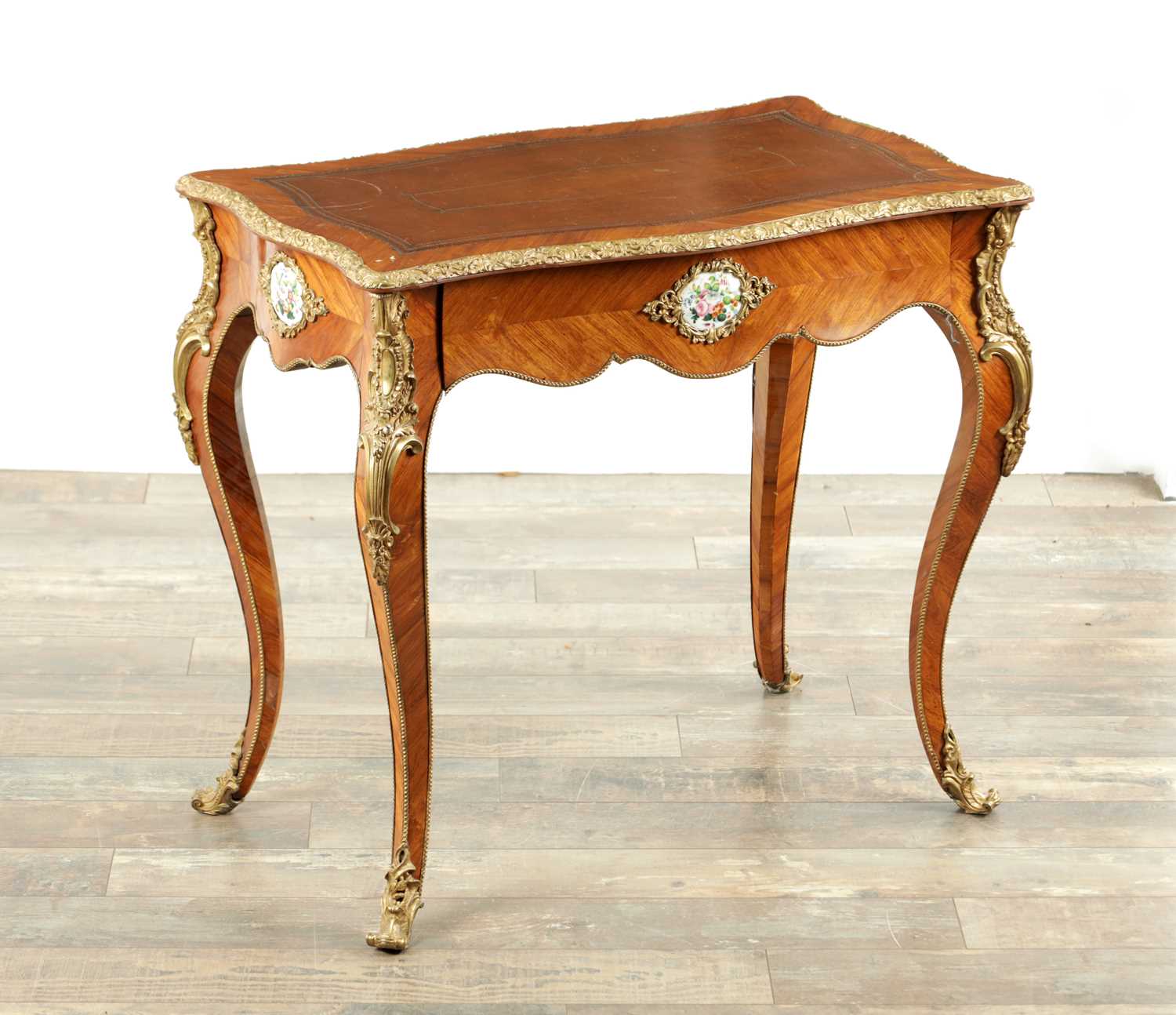 Lot 1589 - A GOOD 19TH CENTURY FRENCH KINGWOOD AND