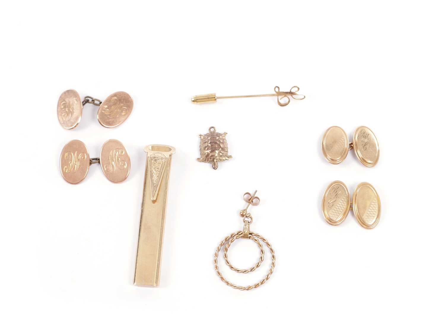 A COLLECTION OF 9CT GOLD ITEMS
