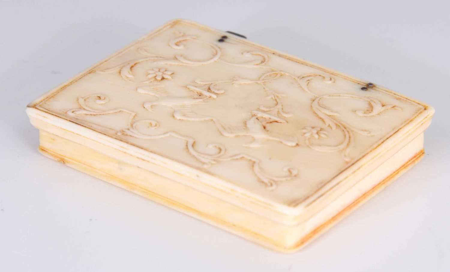 Lot 499 - AN 18TH CENTURY FRENCH CARVED IVORY SNUFF