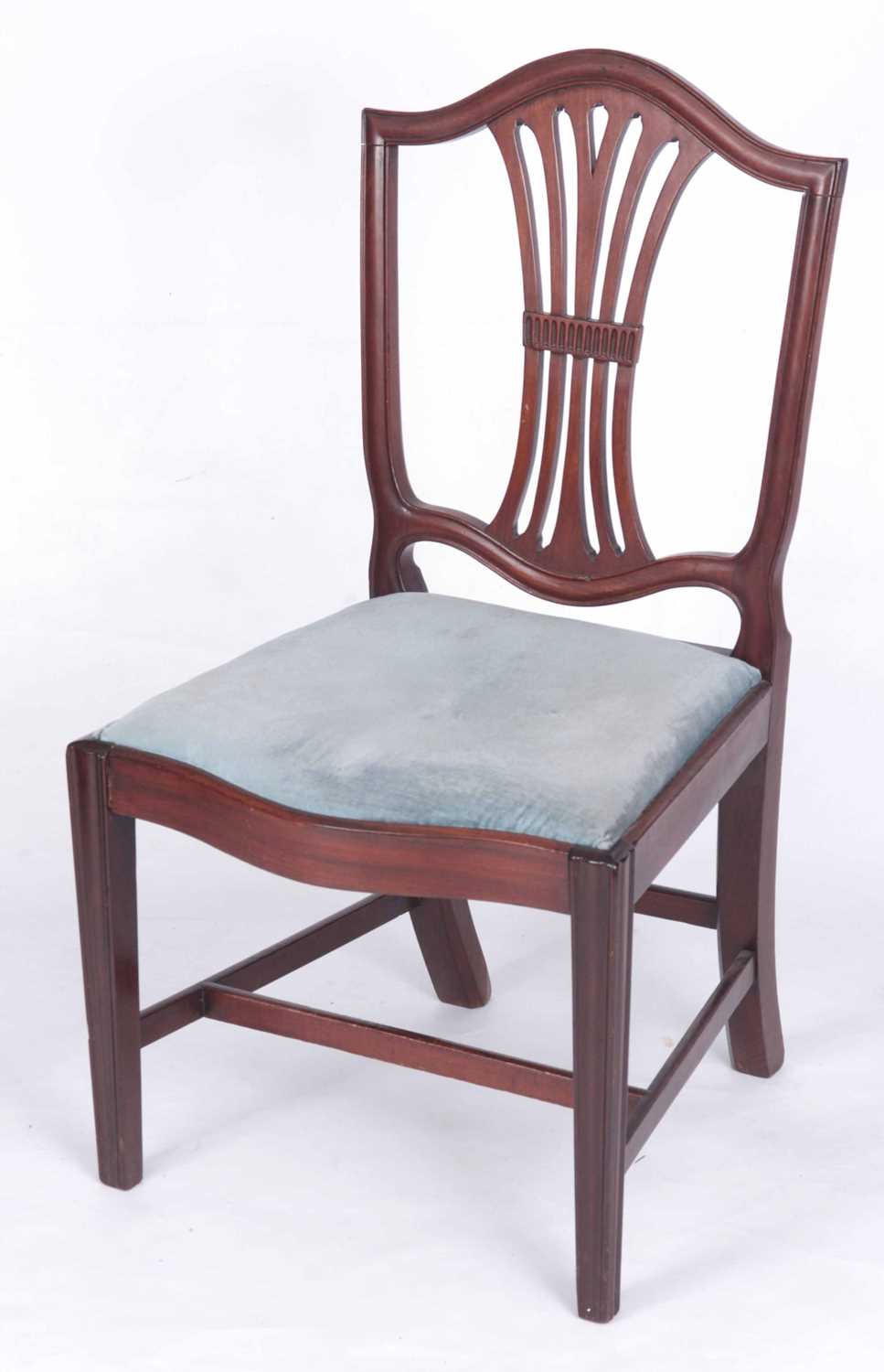 Lot 902 - A GEORGE III HEPPLEWHITE DESIGN MAHOGANY