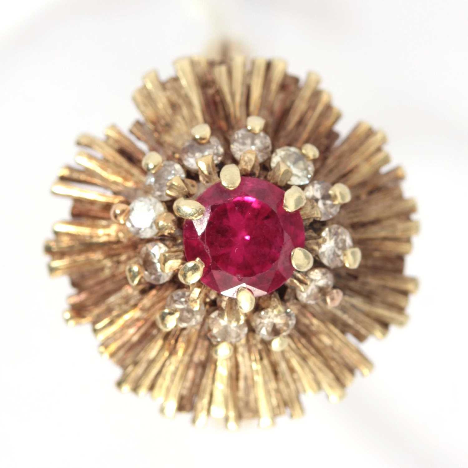 Lot 249 - A 14K YELLOW GOLD RUBY AND DIAMOND RING 20mm