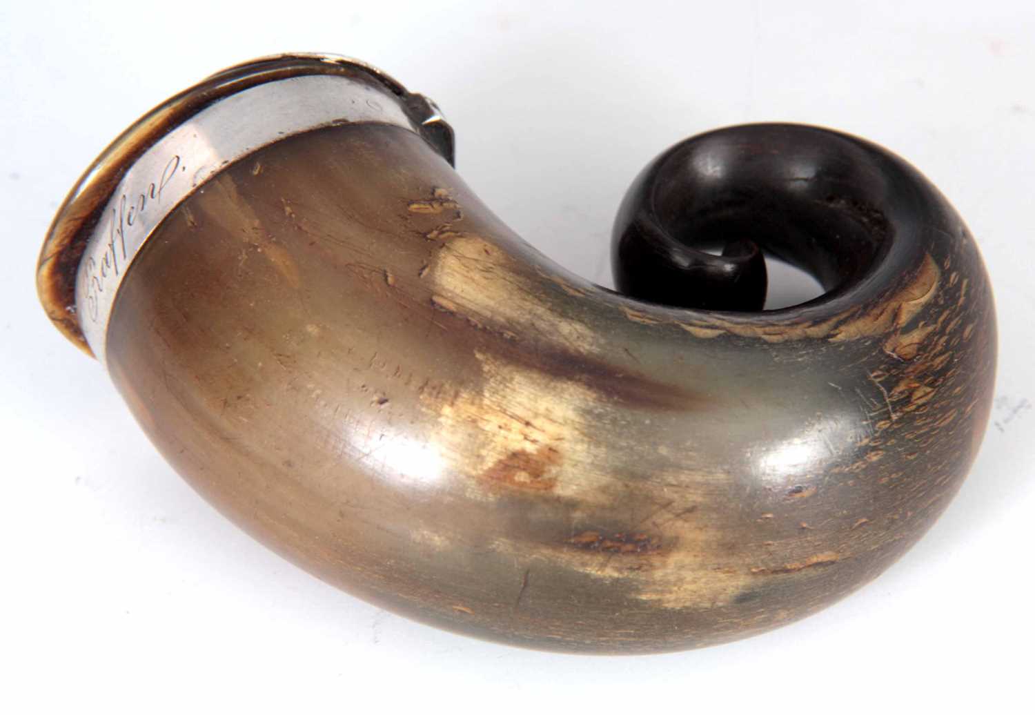 Lot 489 - A 19TH CENTURY SILVER MOUNTED HORN SNUFF BOX