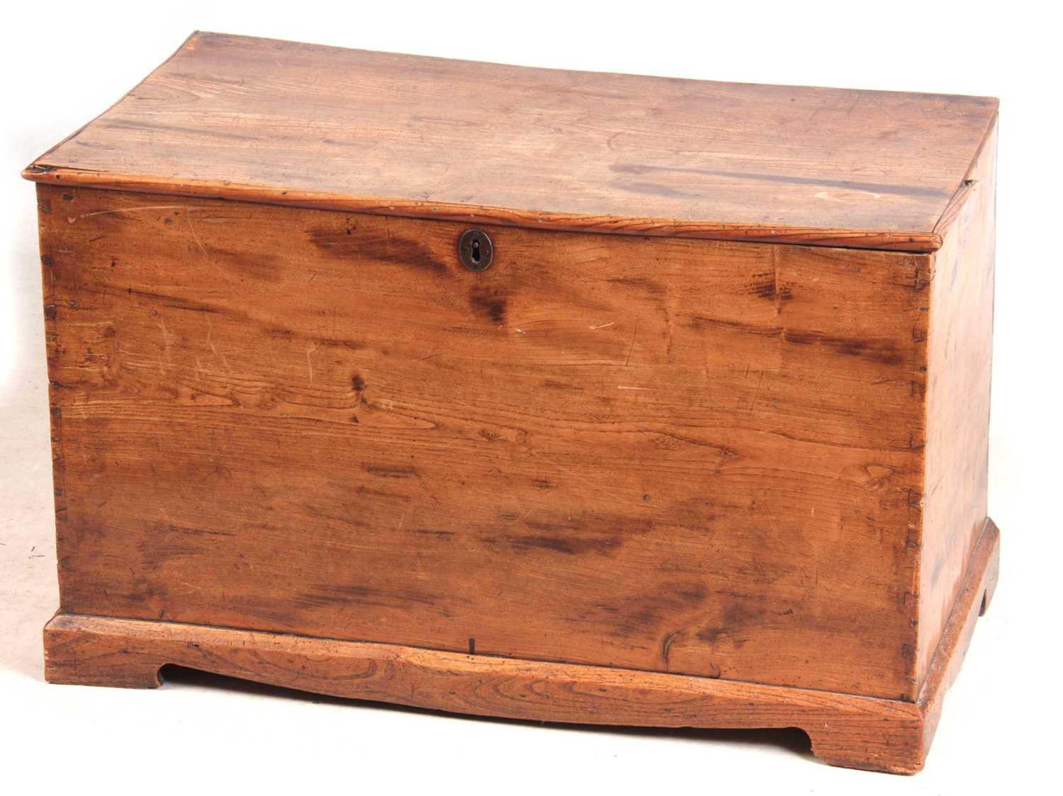 Lot 1001 - AN 18TH CENTURY ELM BLANKET BOX with hinged