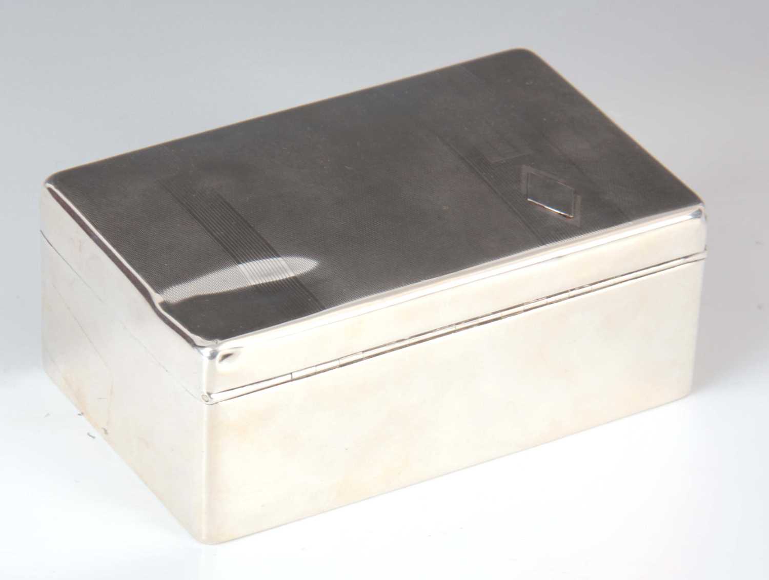 Lot 186 - AN EARLY 20TH CENTURY SILVER CIGAR BOX with