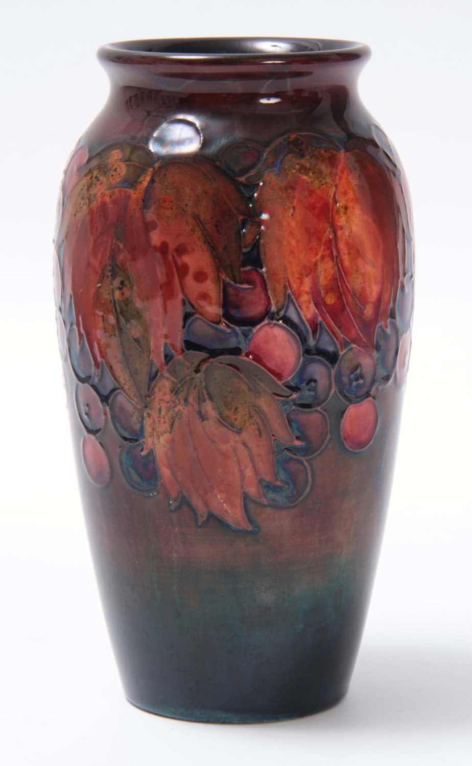 Lot 55 - AN EARLY 20TH CENTURY MOORCROFT VASE